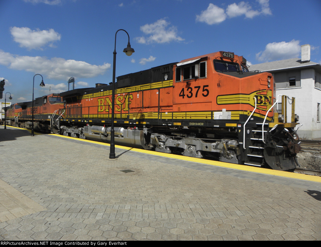 BNSF 4375, BNSF 1069 and BNSF 4977
